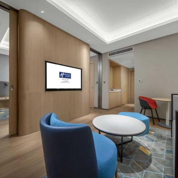 Quality Fully Assembled Hotel Guest Room Furniture Packages Set Customized Shape for sale