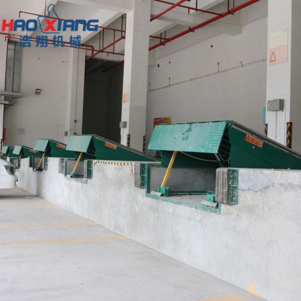 Quality Hydraulic Dock Leveler Load And Unload Goods Green 220V for sale