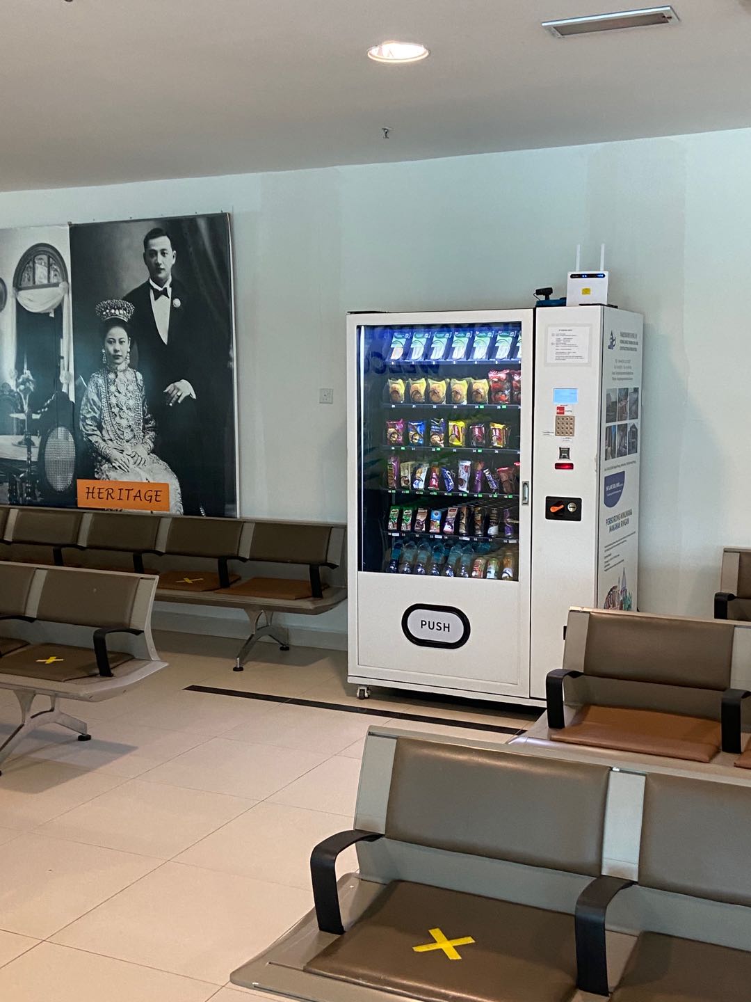 High Security Normal Keypad Cold Soda Drinks Snack Vending Machine with 5 inch Screen