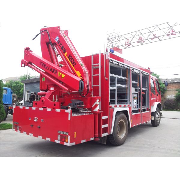 Quality Heavy Duty Emergency Rescue Fire Truck 177kw 4x2 Euro 4 With 5T Crane for sale