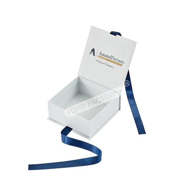 Quality Durable White Gift Boxes With Magnetic Lids Jewelry Packaging Box for sale