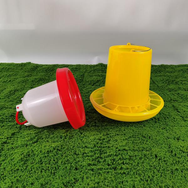 Quality 8L Feeding Poultry Fodder Container Bucket With Modern Functionality for sale