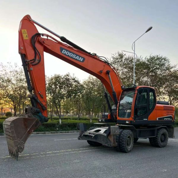 Quality Doosan DX210W Used Wheel Excavator Hydraulic Mini Second Hand Digger 20100 kg for sale