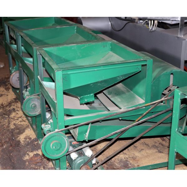 Quality Food Processing 1.5kw Linear Vibrating Screen Machine for sale