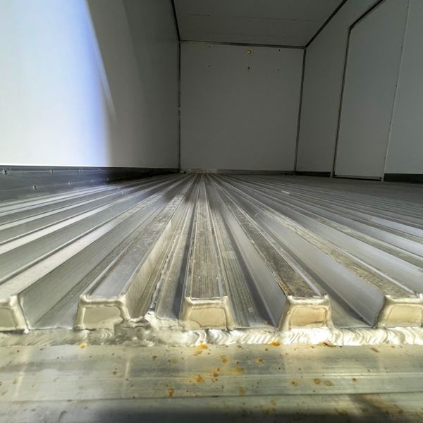 20FT Refrigeration Truck Box Body with FRP Sandwich Wall and Aluminum Duct Floor for Isuzu Truck Chassis