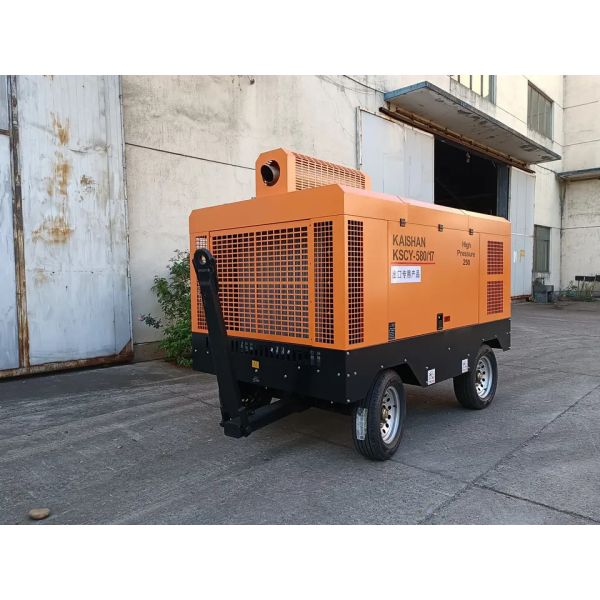 Quality 580CFM 17 Bar Diesel Portable Screw Air Compressor For Mining Industry for sale