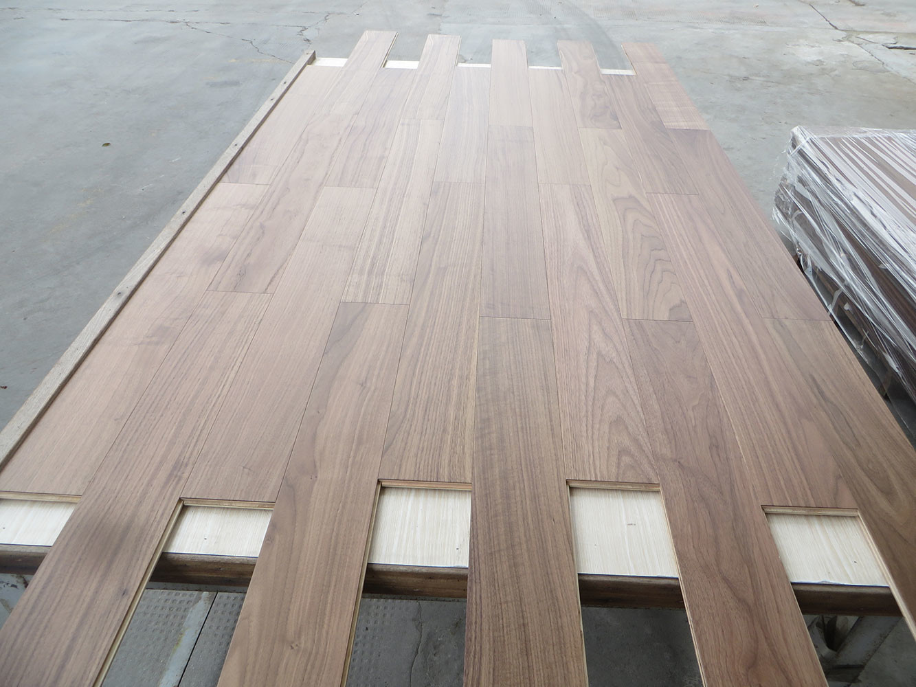Quality slight brushed American walnut engineered wood flooring, natural lacquer with for sale