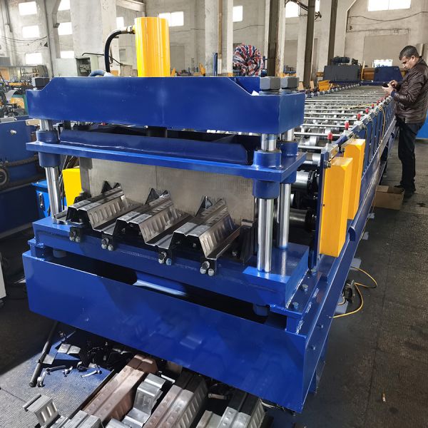 Quality Galvanized Steel Metal Deck Roll Forming Machine 15kw 380V for sale
