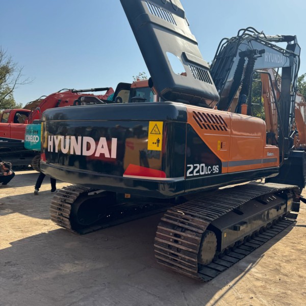 Quality Selling 90% of new and second-hand Hyundai 220 excavators, old excavators, and old hook machines at a low price for sale