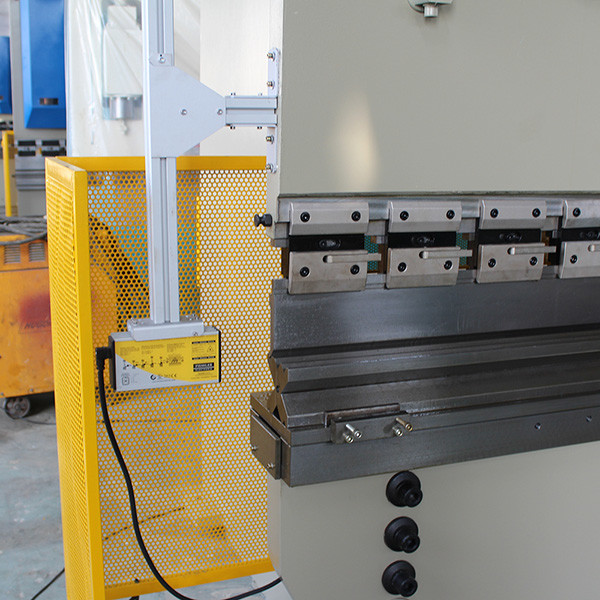 Quality 4+1 Axis Stainless Steel Sheet Bending CNC Press Brake Machine 200 Ton 3200mm for sale