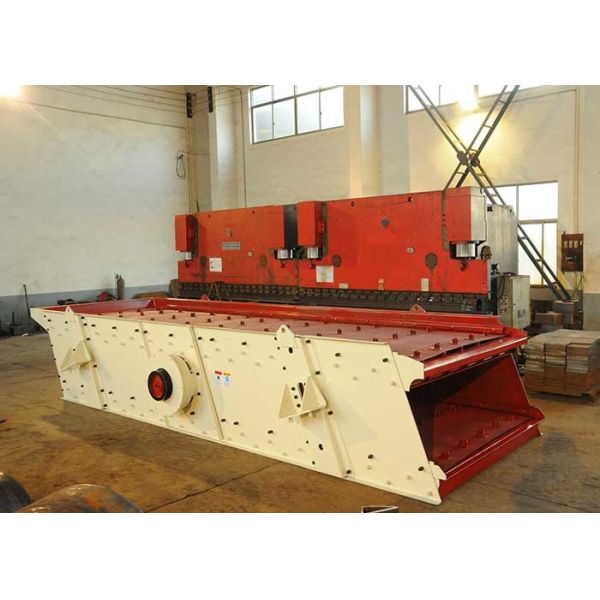 Quality Welding Frame Vibrating Screen Machine 300TPH Self Centering Style NSK SKF Bearing for sale