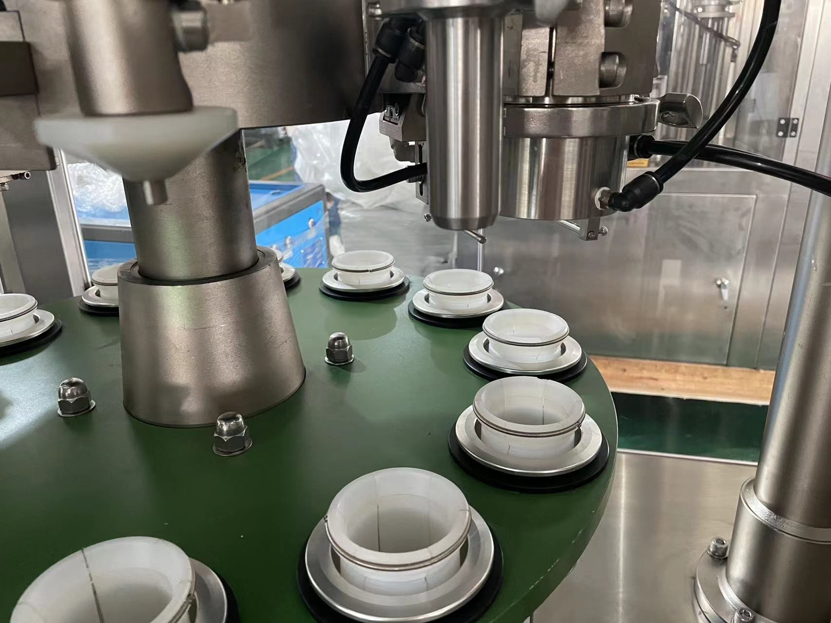Tube filling machine filling mechanism