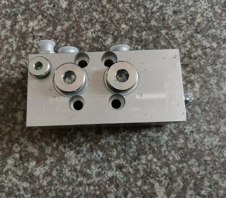 Quality 0019401401 Distribution Valve Linde Forklift Spare Parts With Smooth Operation for sale