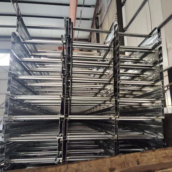Quality Silvery Cold Roll Forming Ladder Type Cable Tray Standard Sizes Hold Down Clamp for sale