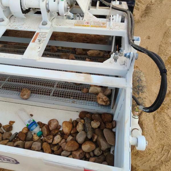Quality Hydraulically Controlled Vibrating Screen Beach Sand Cleaning with Alkaline for sale