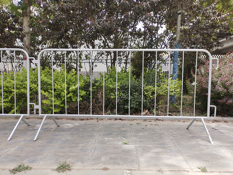 Hot sale road safety metal pedestrian used crowd control barrier for sale