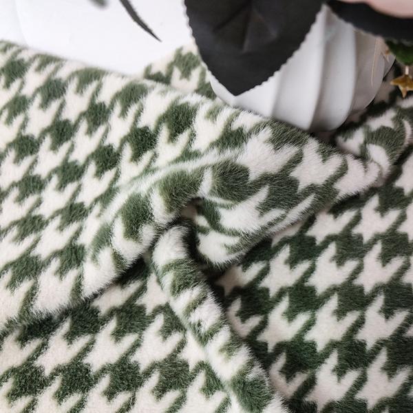 Quality 100% Polyester Patterned Faux Fur Fabric 380gsm 288F for sale