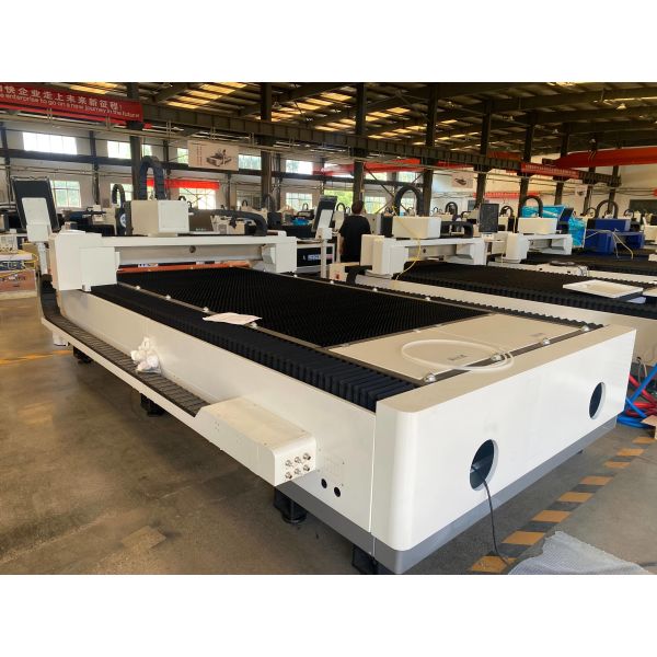 Quality 4020 2000W High Precision Fiber Laser Cutting Machine With Raytools Laser Head for sale