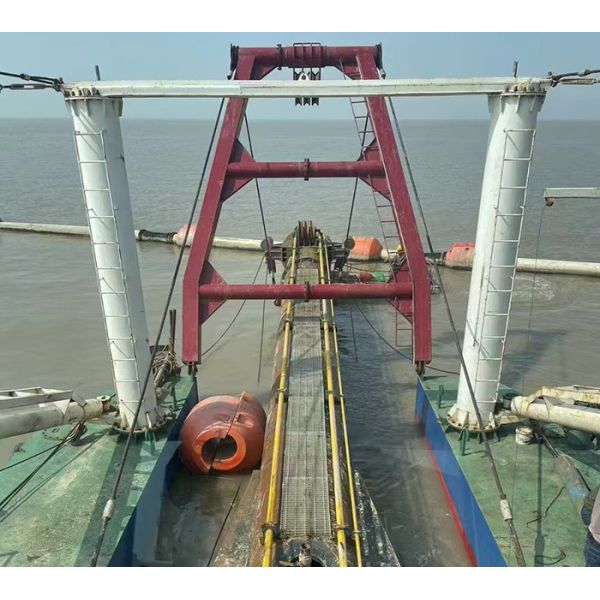 Quality 100cbm Versatile Sand Dredging Boat 5-6 Pieces Crown Type Suction Dredger Ship for sale