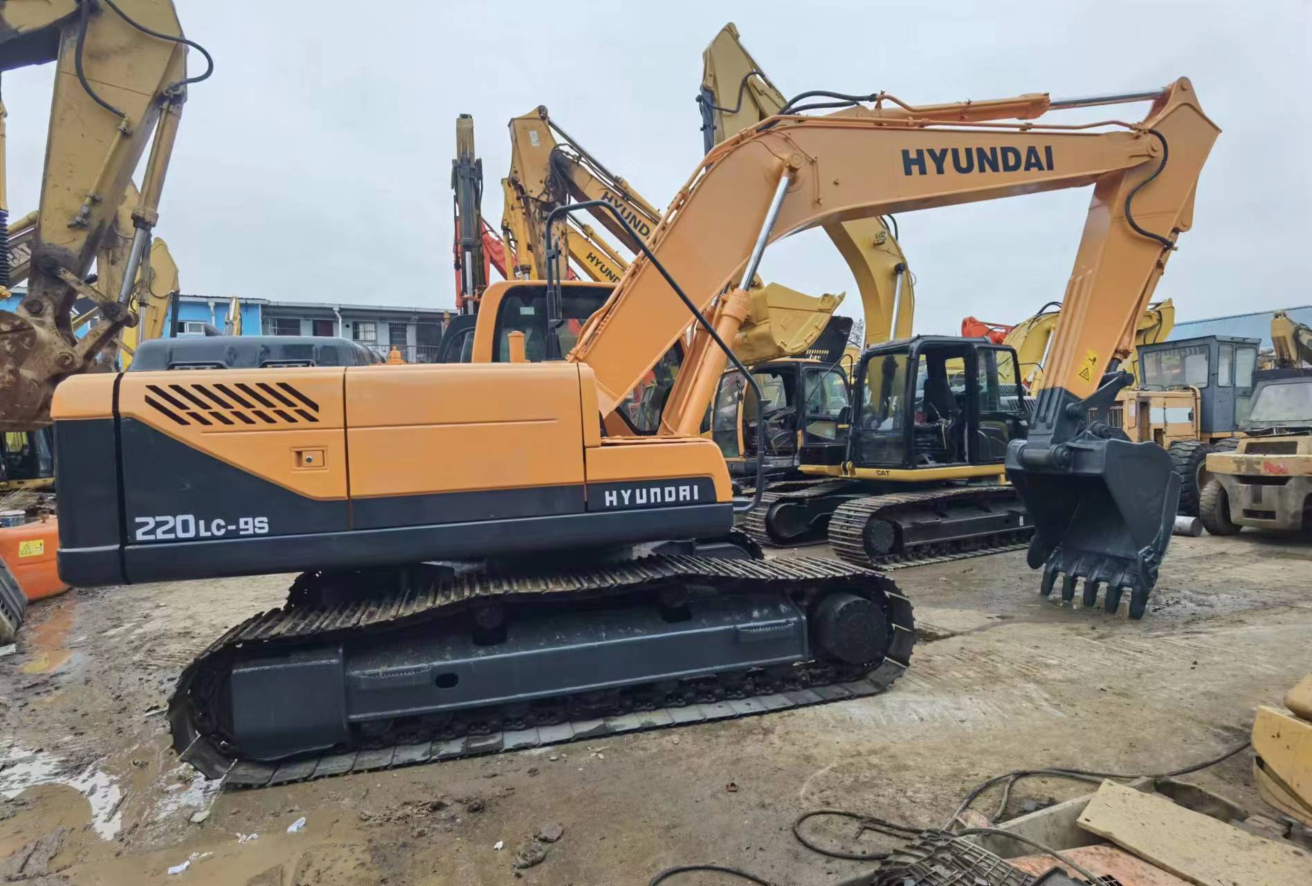 Manufactured Secondhand R220-9s Crawler Excavator Used Backhoe Excavator Hyundai on Sale