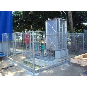 Quality 3D Triangle Bend Metal 10ft Wide Tower Fencing Rust Resistant For Security for sale
