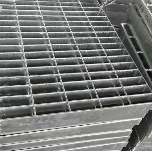 Quality Hot Dip Galvanized Steel Grating with High Strength-to-Weight Ratio and for sale