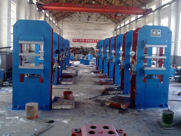 Close-up view of Rubber Vulcanizing Press Machine components