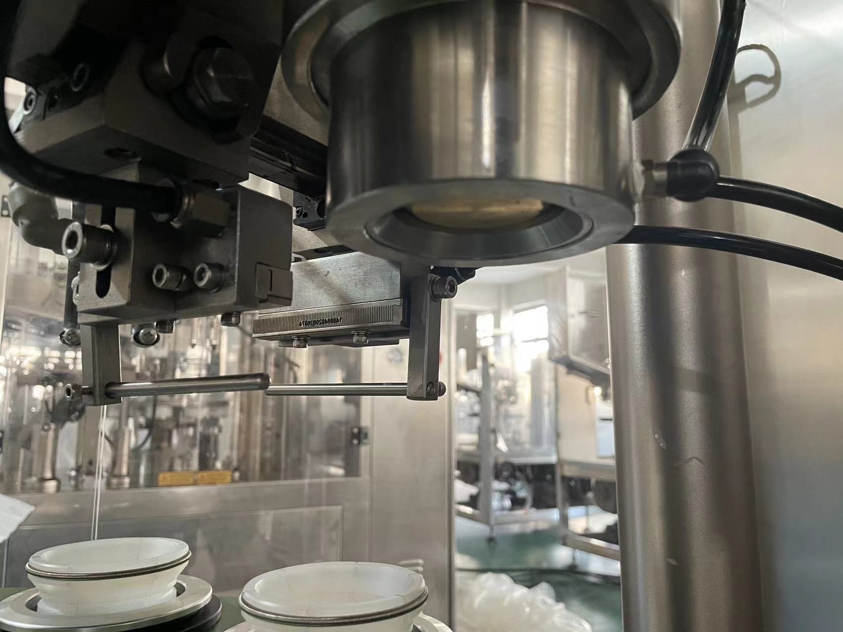 Tube filling machine sealing station