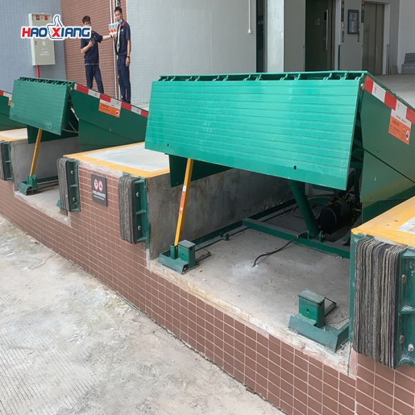 Quality 8000kg-20000kg Hydraulic Dock Leveler Loading Dock Ramps For Forklift for sale