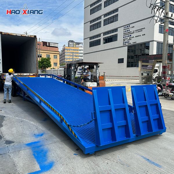 Quality Movable Dock Ramp 10T Portable Docks For Unloading Trucks With Inflatable Wheel for sale
