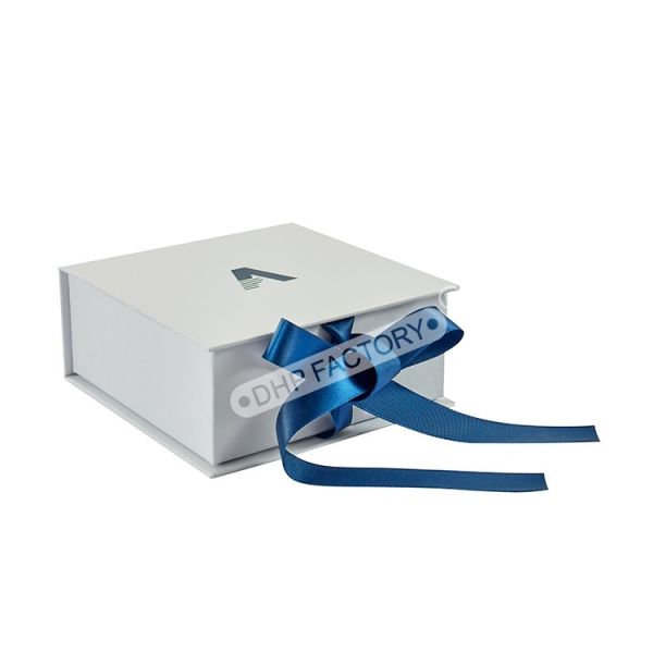 Quality Durable White Gift Boxes With Magnetic Lids Jewelry Packaging Box for sale
