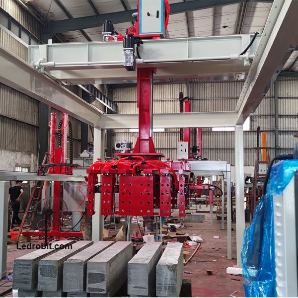 Quality PLC Controlled Industrial Palletizing machine Mobile Palletizer For Labor Savings for sale