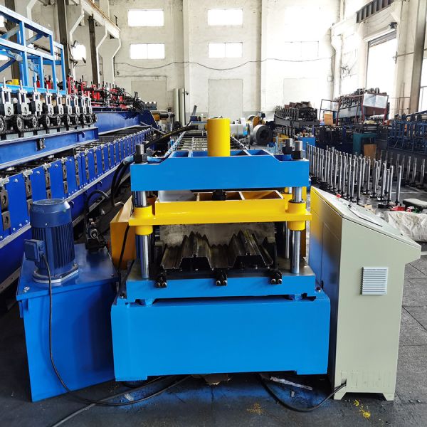 Quality Galvanized Steel Metal Deck Roll Forming Machine 15kw 380V for sale