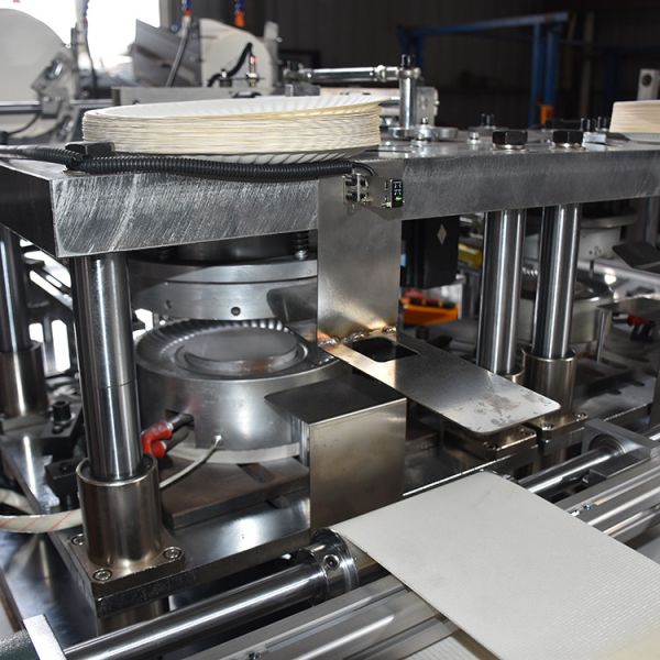 Quality 220VAC Automatic Paper Plate Machine Paper Food Container Machine Power Saving for sale